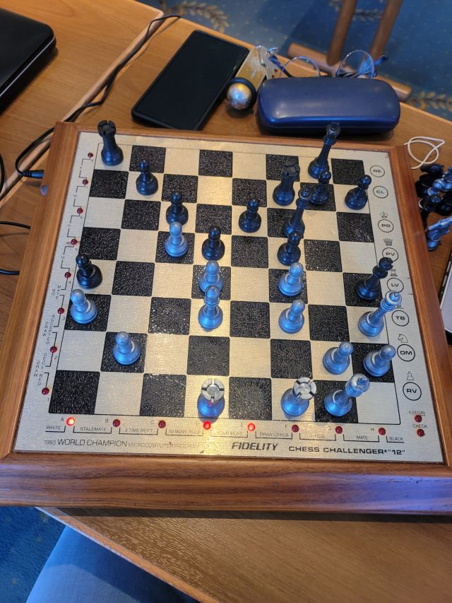Datei:KB 2025 Fidelity Chess Challenger 12 .jpg – Schachcomputer.info Wiki