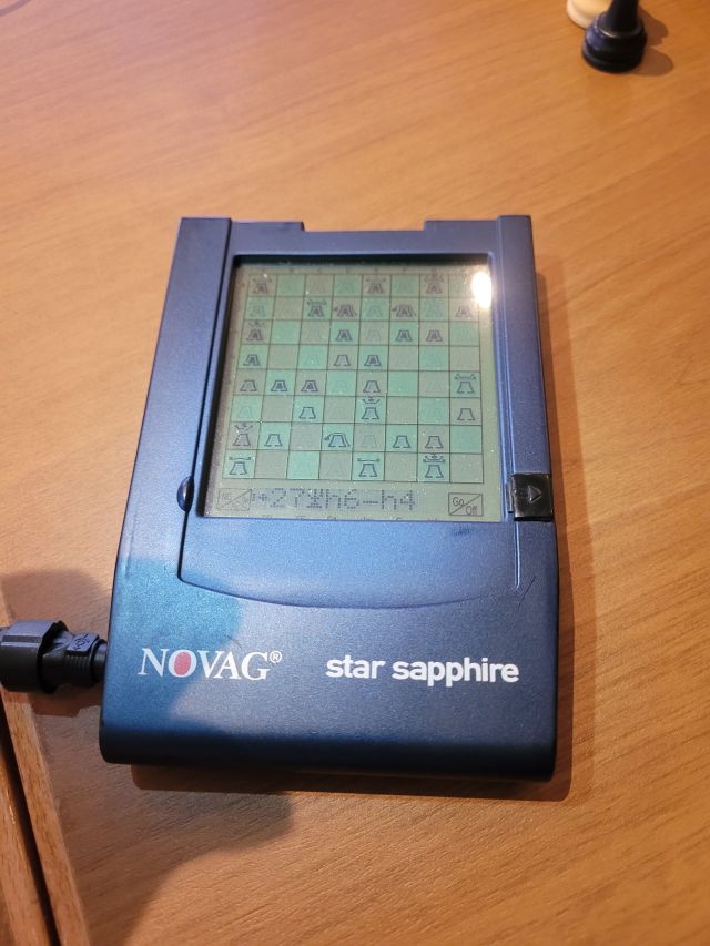 Datei:KB 2025 Novag Star Sapphire.jpg – Schachcomputer.info Wiki
