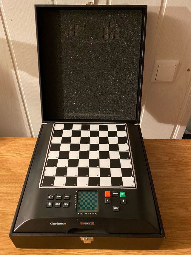 Datei:Millennium ChessGenius Pro Special Edition Bild 6.jpeg ...